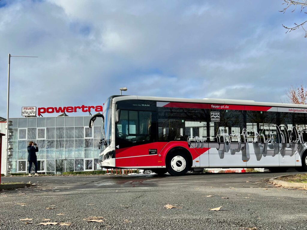 Buswerbung "FEUER Powertrain GmbH & Co. KG" • SD Gruppe